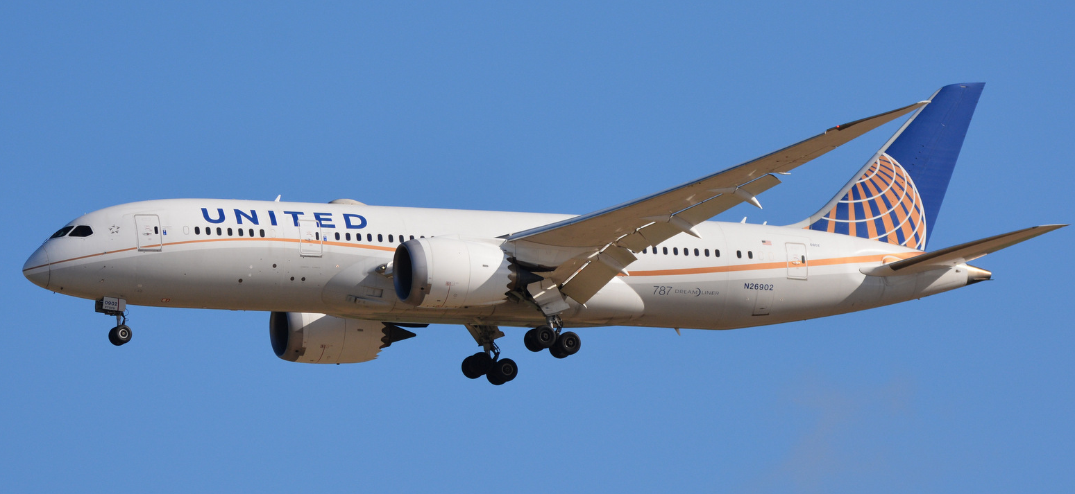 United Airlines Boeing 787-8 Declares Mayday Over Engine Trouble Lands ...