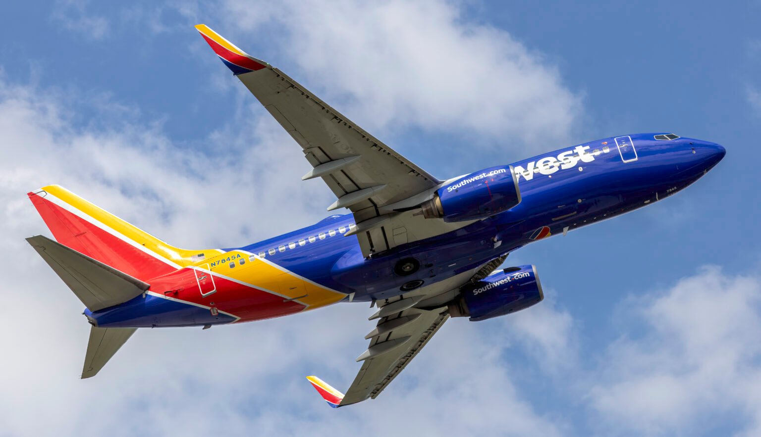 Southwest Airlines Boeing 737-700 Makes Emergency Landing at LAX Due To ...